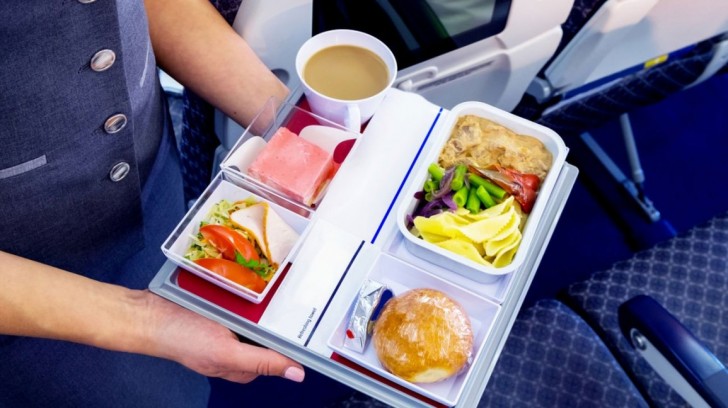 How plane food compares in business class and economy on airlines ...